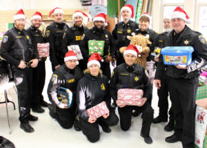 Santa Sheriffs deliver Christmas gifts to less fortunate families ...